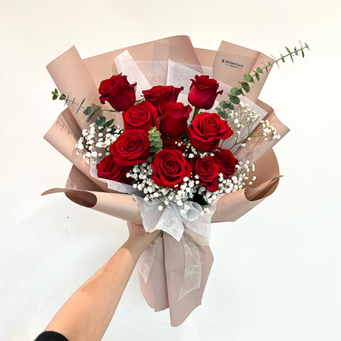 Romantic 12 Fresh Roses Bouquet